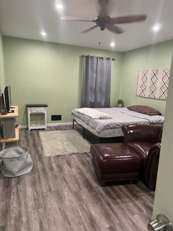 Cozy King Size Bedroom To Relax And Unwind - Hudson, NH