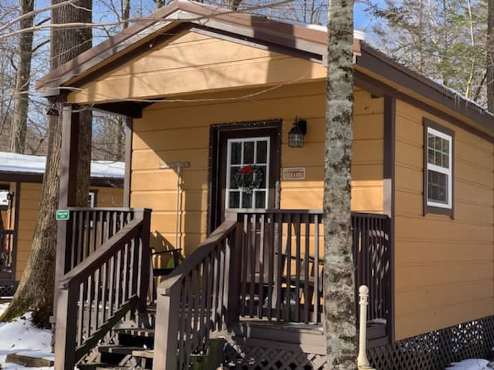 Movie Mini Primitive Cabin - Kumbrabow State Forest, Huttonsville