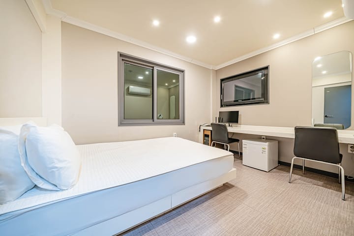 부산역 1분/지하철 2분/시티투어 1분/짐보관/넷플릭스/일반룸(1) - Busan