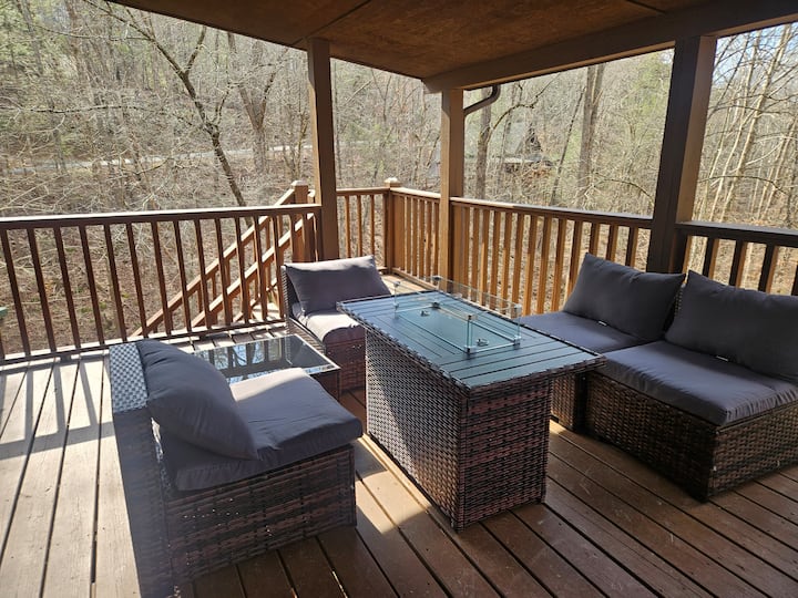 Location! Hot Tub Pool Table Air Hockey Fire Pit! - Pigeon Forge, TN