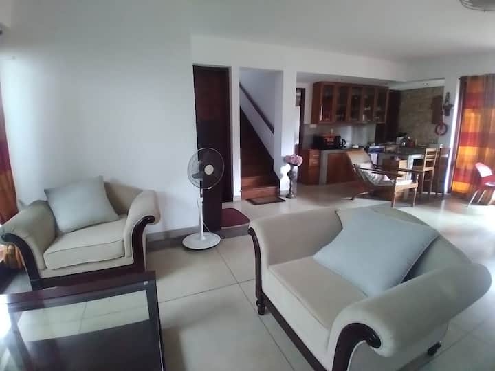 Chambre Avec Lit Double Dans Une Maison Rustique - Colombo