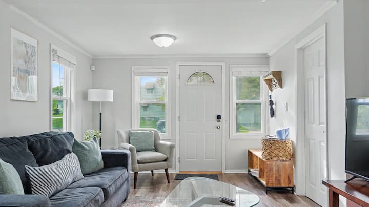 Clean Freshly Remodeled 4 Bedroom House - Lake Forest, IL