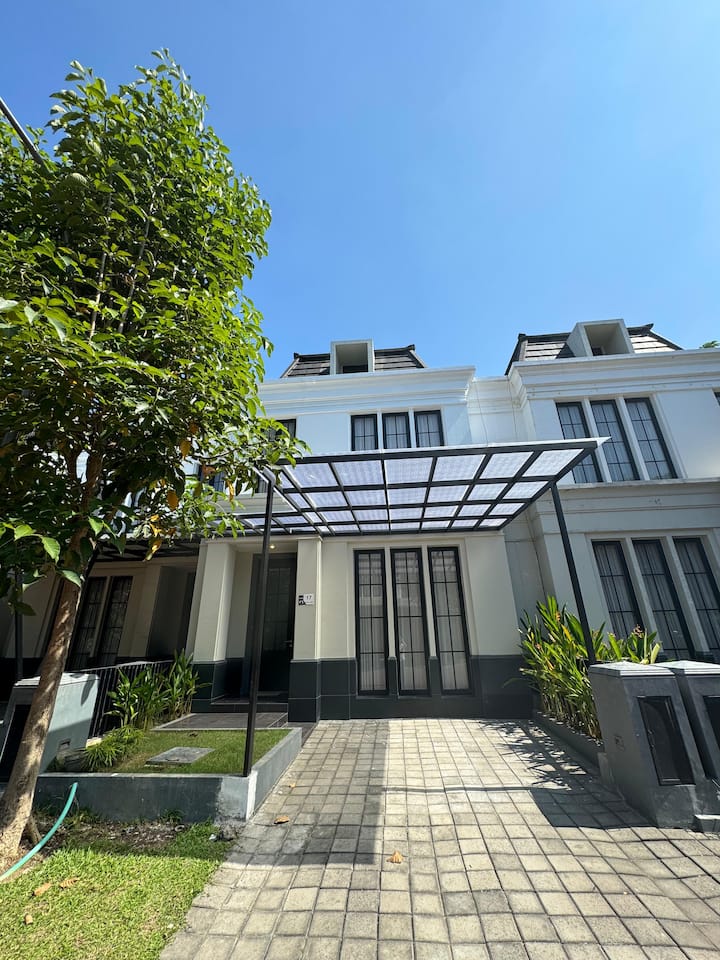 American Home In Dian Istana (Newly Renovated) - Surabaya