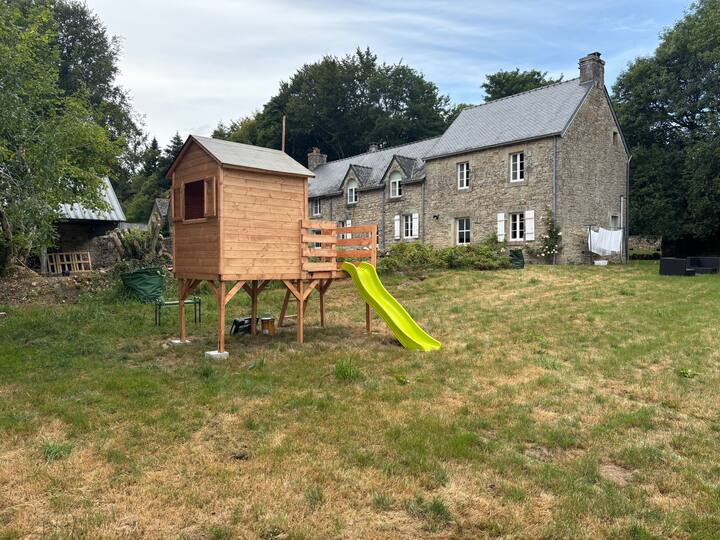 Belle Longère Familiale Aux Roches Du Diable - Meslan
