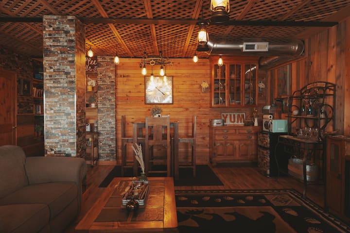 Shadow Bear Lodge+hot Tub - Crater Lake Home Base! - Eagle Point, OR