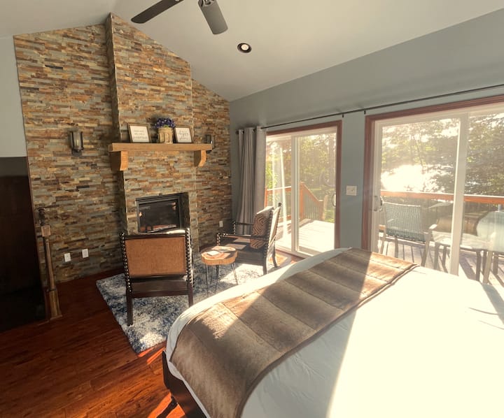 Water Dragon Inn - Private & Serene Stone Cottage - Stevens Point, WI