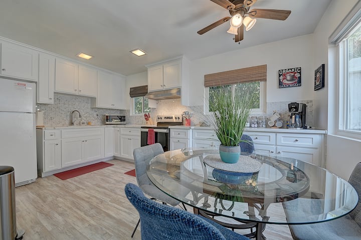 Spacious, Centrally Located, Foodie Favorite! - Long Beach, CA