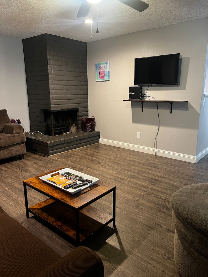 4 Bedroom Home Away From Home - Lodi, CA