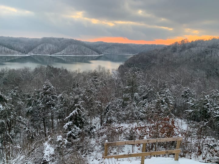 Page's Legacy: Winter Getaway With Stunning Views! - Tennessee
