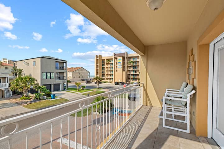 Padre Serenity/ Private Pool Steps From Beach - South Padre Island