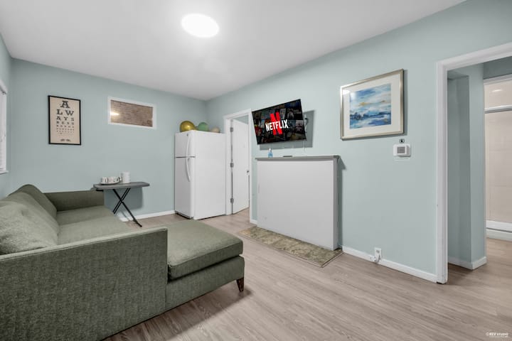 2 Bdrm 1 Living 1 Bath Suite  In Vancouver Central - Vancouver