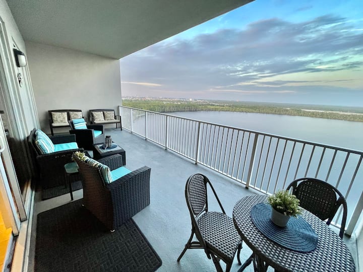 Stunning, Serene Lakefront Penthouse Facing Disney - Orlando, FL