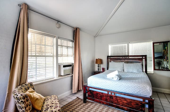 Studio 307 Little Paris 1 Block From The Beach. - Tamarac, FL
