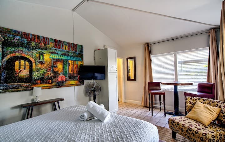 Studio 307 Little Paris 1 Block From The Beach. - Fort Lauderdale, FL