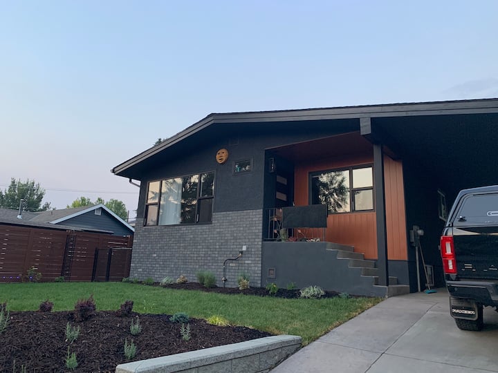 2-bedroom Lower Suite, Prime Location! - Vernon, BC, Canada