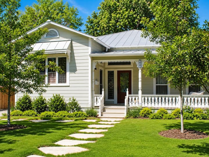 Sleeps 10 | Downtown Nb | Walk 2 Tube - New Braunfels, TX