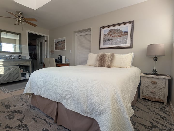 A Sunlit Walkable Hideaway, Private Entrance - Kanab