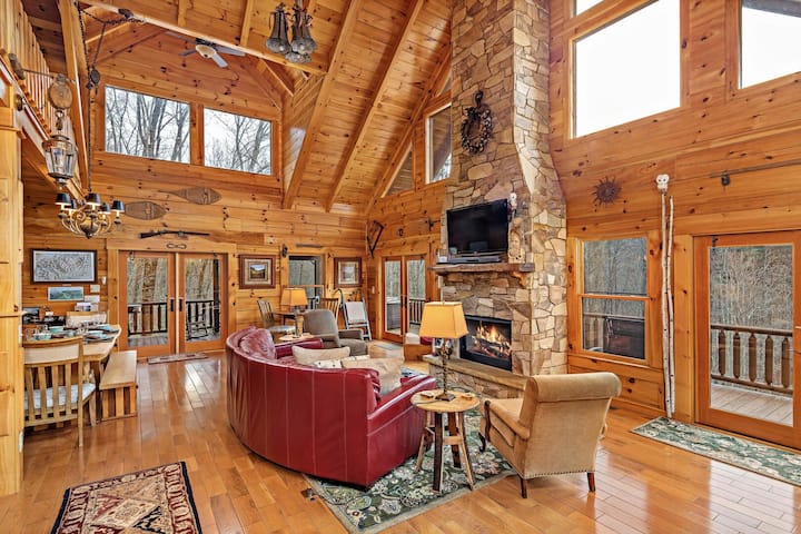 Pinch Me - Private Hot Tub, Log Home Fire Pit - Lake Lure, NC