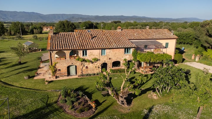 Sunlit Tuscan Farmhouse Overlooking Cortona - Cortona