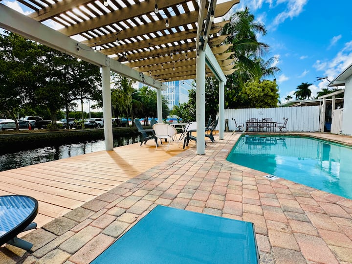 Large Waterfront House  With  Pool 4bd/2ba - Fort Lauderdale, FL