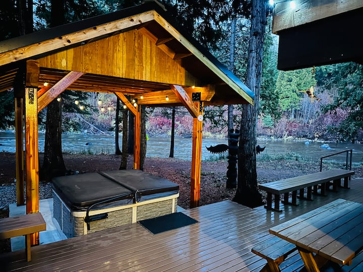 Papa Bear’s River Cabin W/ Hot Tub! - Lake Chelan, WA
