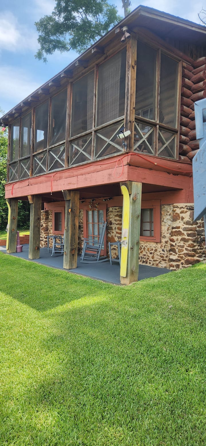 Natchitoches Log Cabin Guest House - Natchitoches, LA