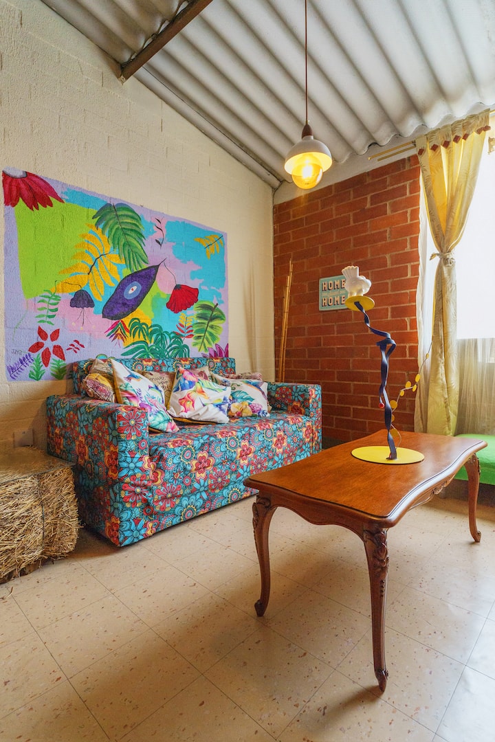 Inspiradora Casa De Una Artista, Hogar Tranquilo. - Bogotá
