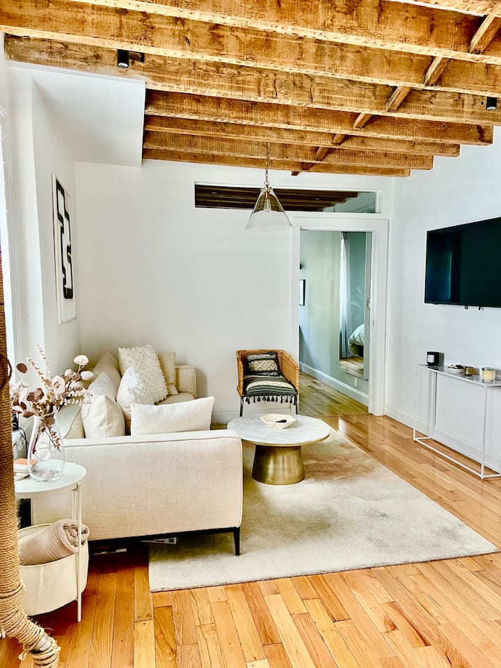 Giant 1 Bed! Bright And Clean. Washer/dryer. - New York City