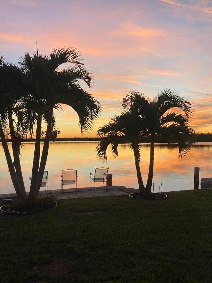 Matlacha Waterfront Bungalow - Matlacha, FL