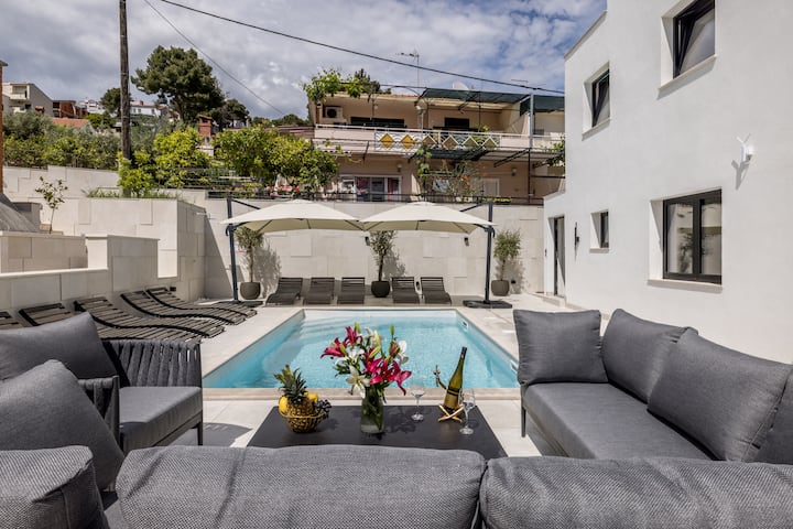 Lavea Bloom | Superb Beachfront Apt | Shared Pool - 트로기르