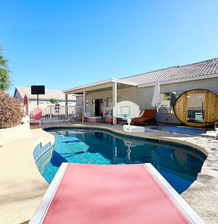 5 Min To Spring Training! Sauna, Pool, Chef’s Cook - Glendale, AZ