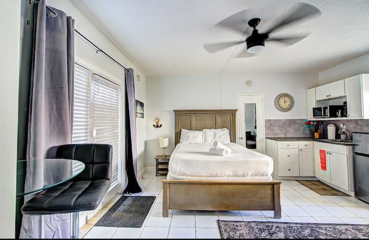 303. Large Ground Floor Studio 1 Block To Beach - Plantation, FL