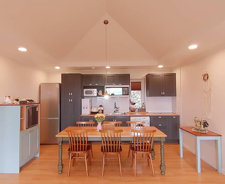 클래식 감성 넓은 독채
넓은 잔디 정원
직접 지은집
봉성클래식A동
온수자쿠지
친구&가족여행 - Jeju-si