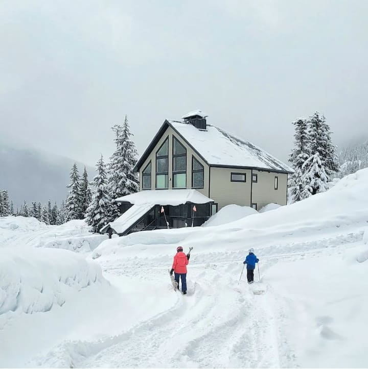 The Balkan Cabin At Sasquatch Mountain - Harrison Hot Springs
