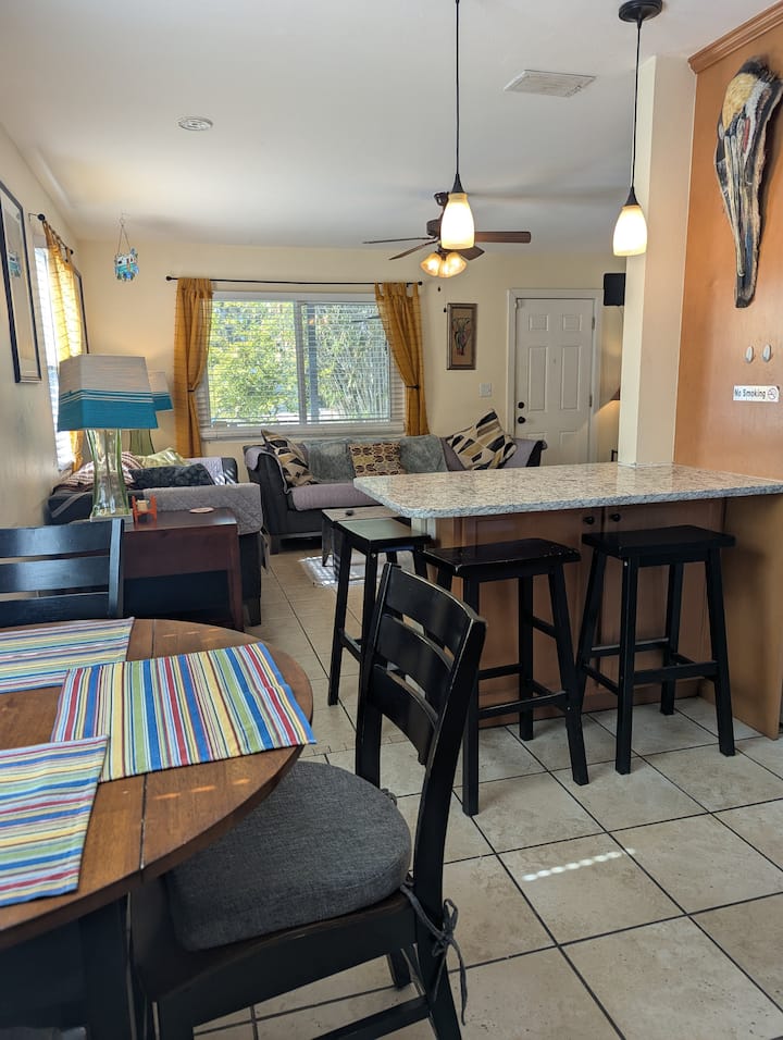 Cozy Bungalow Near Beaches And Downtown Dunedin - Clearwater, FL