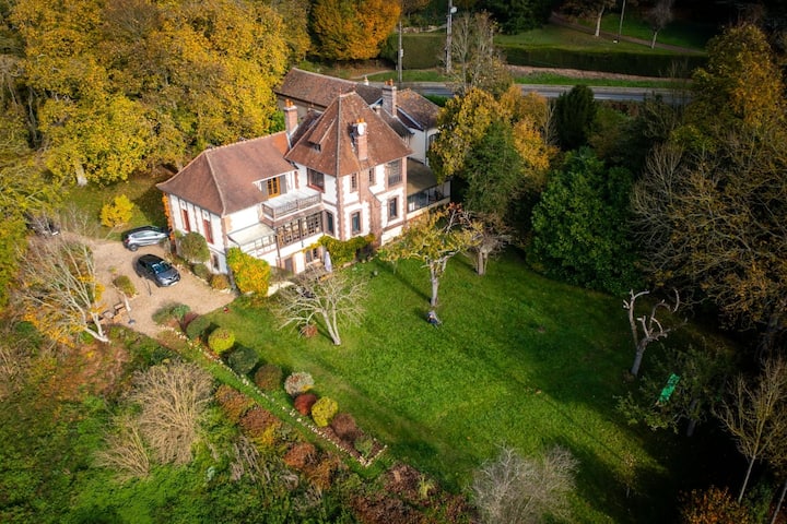 Manoir Normand Du 19ème Siècle - Bernay