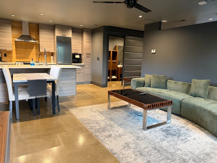 Modern Carriage House Near Old Fig With Over 600sf - Fresno, CA