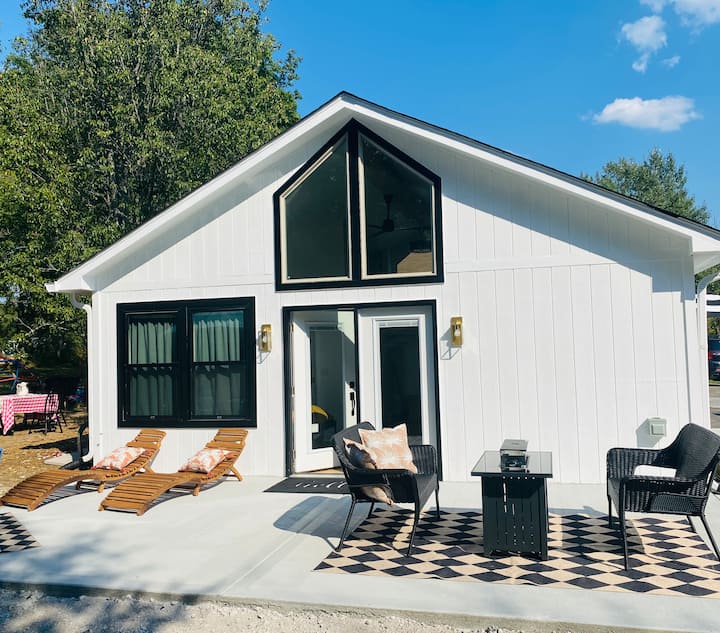 Franklin Luxury Cottage Spa Tub • Treetop Views - Arrington Vineyards, Arrington