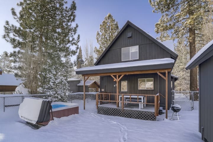 Walk To Village + Hot Tub+ Near Slopes - Big Bear Lake, CA