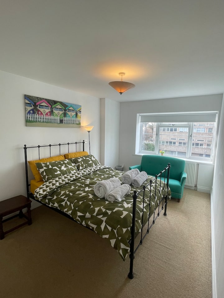 2 Bedroom, Town Centre, Top Floor Cosy Flat - Woking