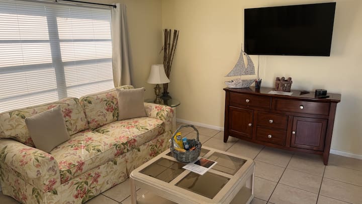 Beach Town 1 Bedroom Apt. - Anna Maria Island, FL