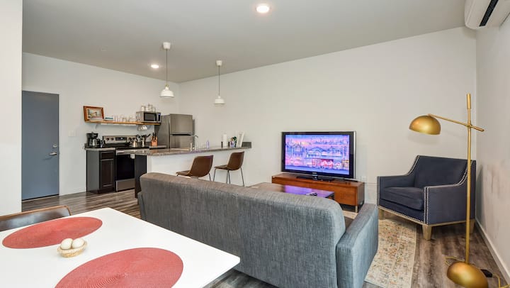 Downtown Top Floor Apartment - 克拉克斯維爾