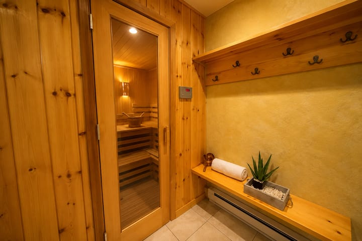 Swiss Chalet W/ Cedar Sauna, Fireplace & Wood View - Tobyhanna, PA
