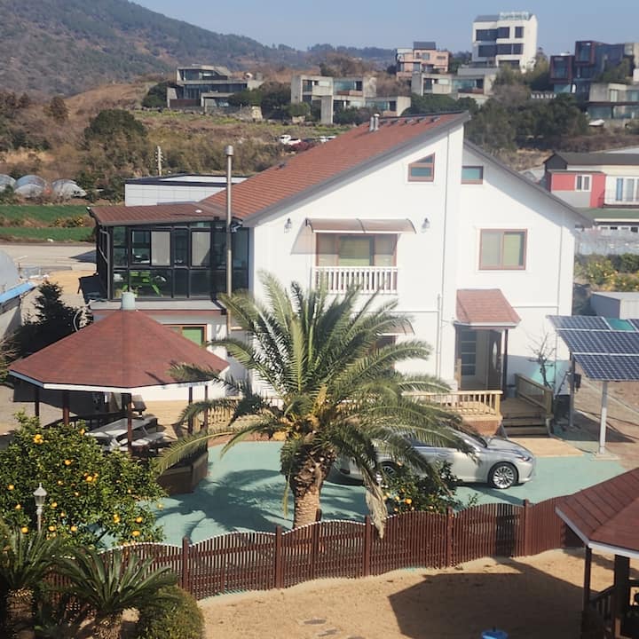 "미카엘 하우스".
서귀포 대평리 올래8코스 
전원주택1층전체
45평형. 한달살이. 바베큐 - Jeju-do