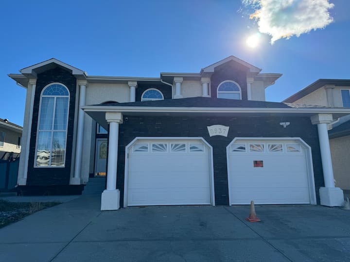 Beautiful Two Story House North West Of Edmonton - Edmonton