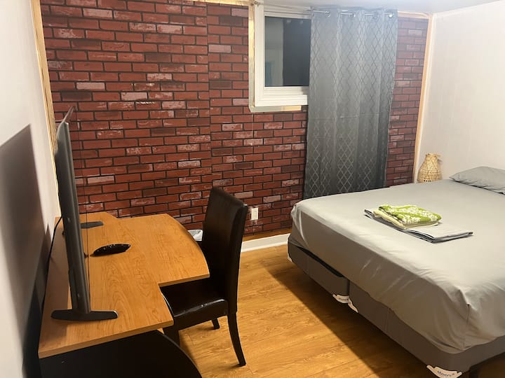 Perfect Room For Travellers With Tv - Toronto