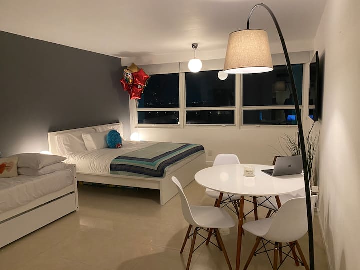Creative Inn Apt 1710 Panoramic & Bay View Studio - South Beach, FL