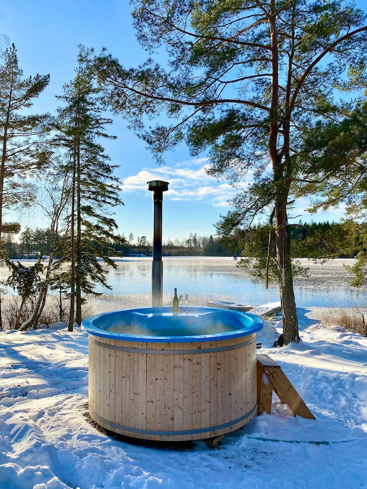 Lakefront Cabin – Hot Tub, Forest & Peace - Sweden