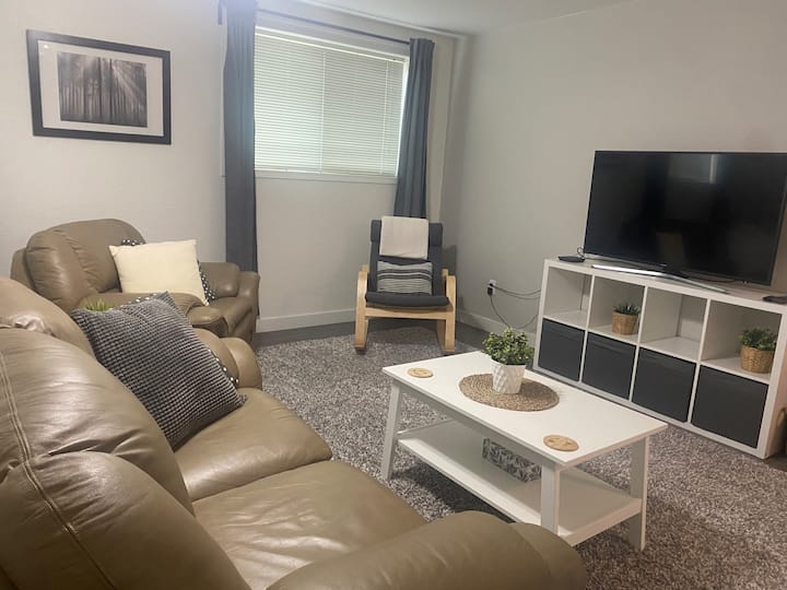 Bright And Cozy Private Suite - Radium Hot Springs