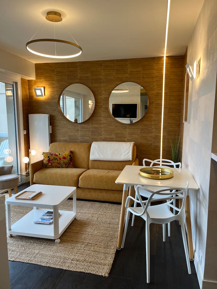 Plage Du Sillon: Le Cézembre, Au Pied De La Plage - Saint-Malo